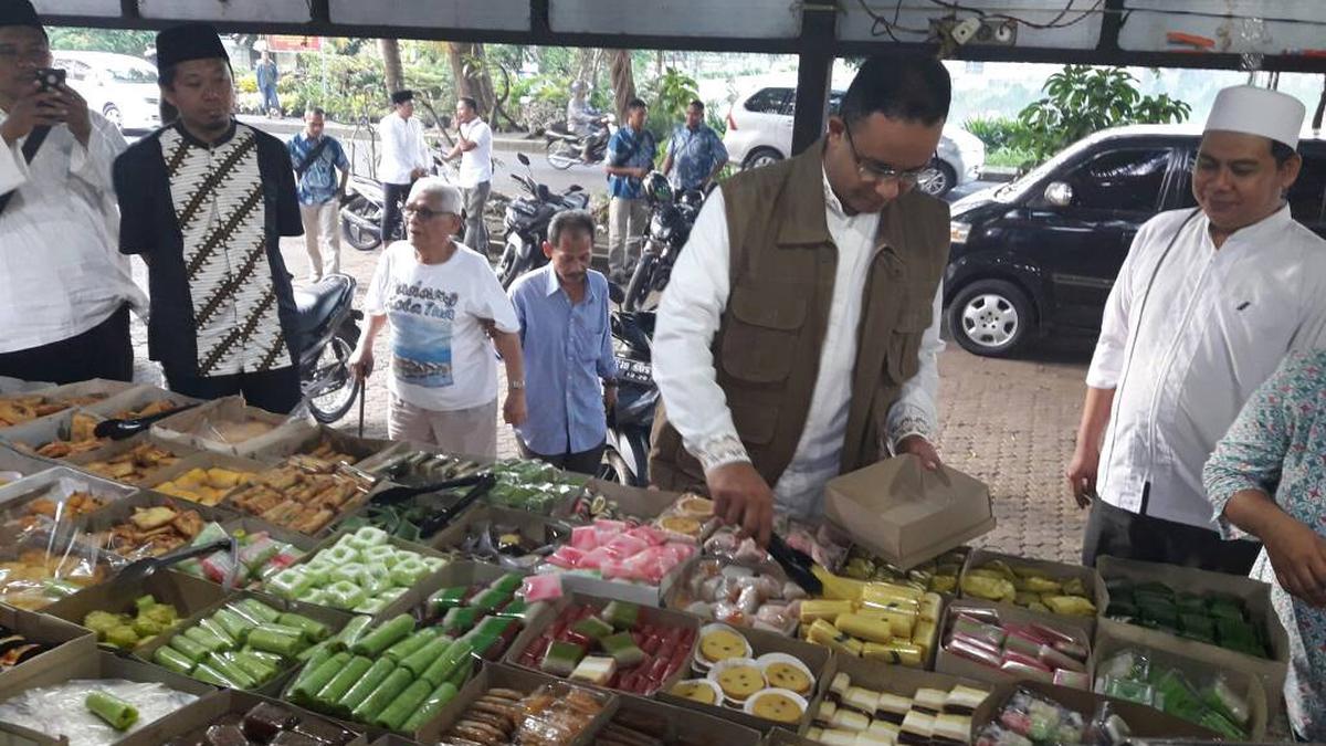 Anies Jajan Kue Tradisional Sebelum Mencoblos Pilkada DKI - Pemilu ...