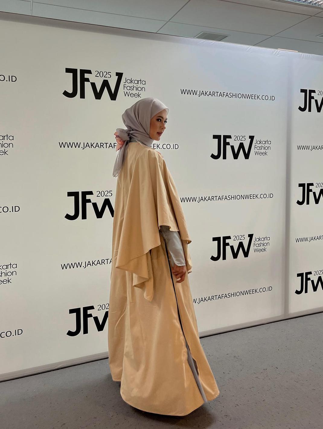 Pesona Paula Verhoeven, Bersinar di Jakarta Fashion Week 2025
