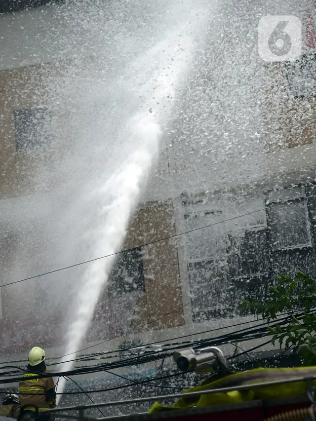 Gudang Beras di Cipinang Jaktim Kebakaran, 21 Unit Mobil Damkar Diterjunkan - News Liputan6.com