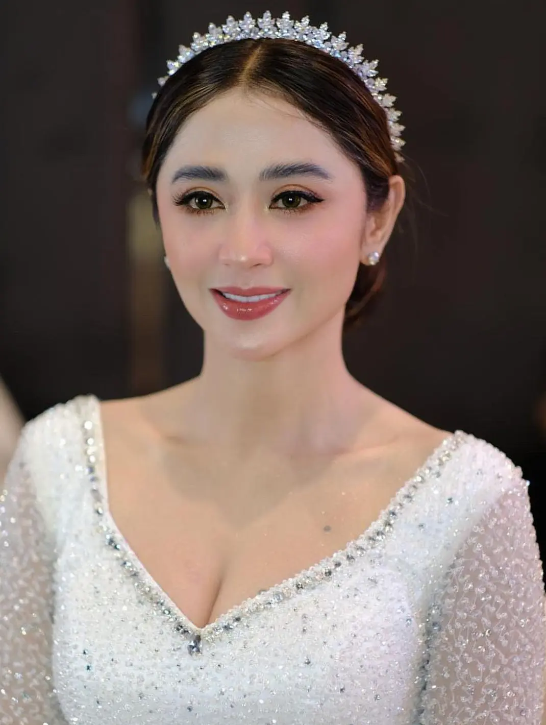 6 Tampilan Wajah Glowing Dewi Persik Kenakan Gaun Putih, Dipuji Cantik ...