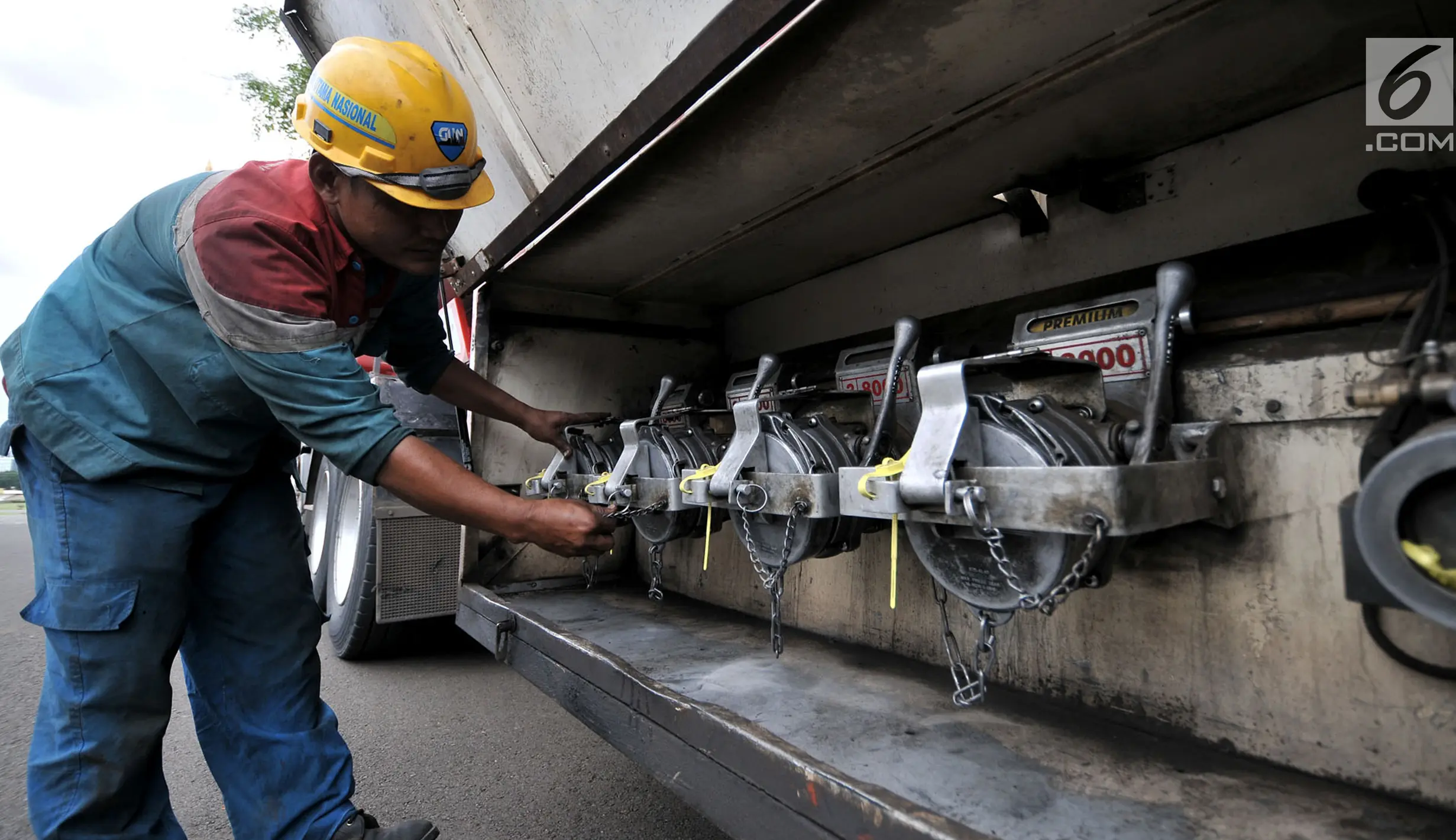 FOTO: Kondisi Dua Truk Tangki Pertamina Pasca Dibajak Pendemo - Foto Liputan6.com