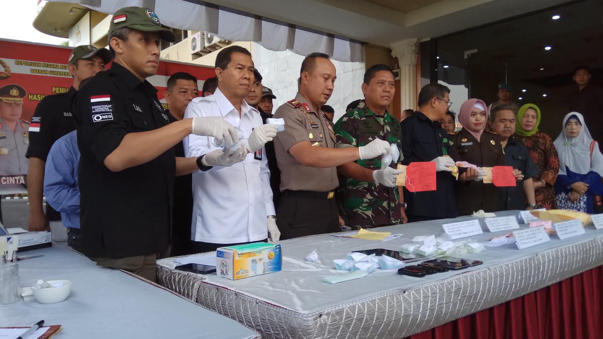 Aksi Kejar-kejaran Polisi dan Kurir Narkoba di Hutan - Regional Liputan6.com