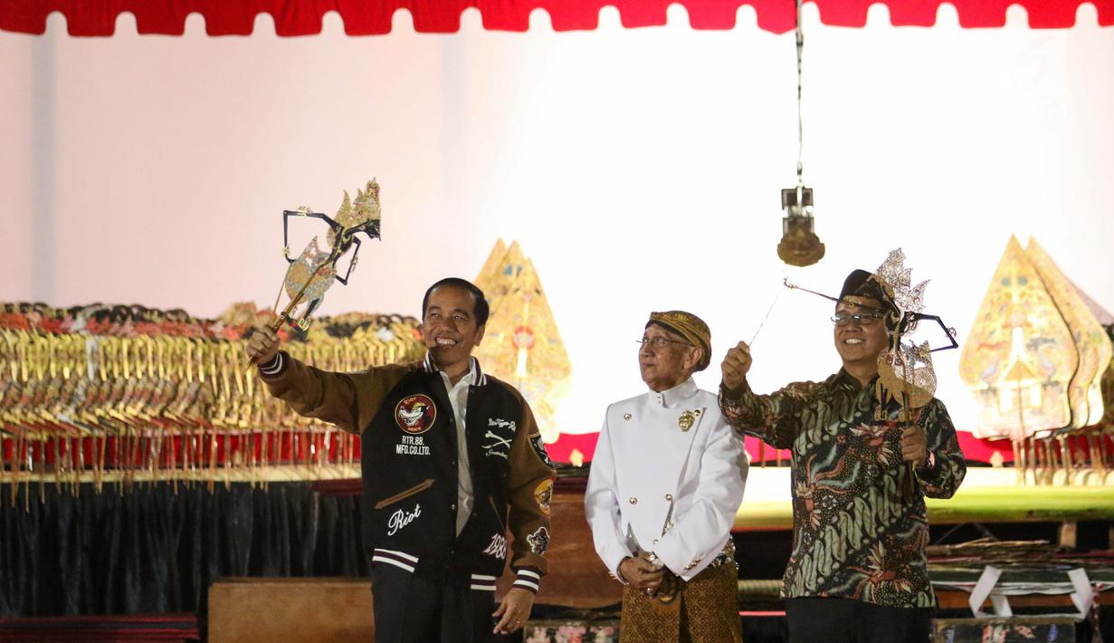 FOTO: 74 Tahun Indonesia Merdeka, Presiden Jokowi Nonton Wayang Kulit ...