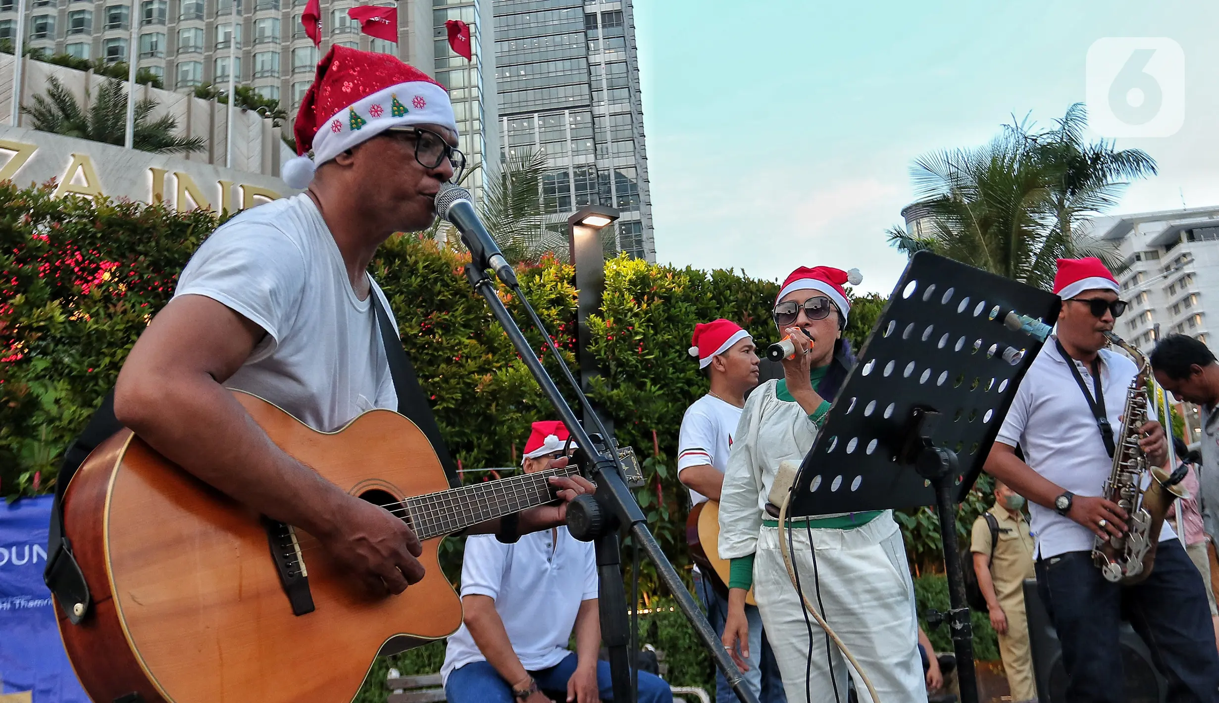 Suasana Pertunjukan Musik Menyambut Natal 2022 di Bundaran HI Jakarta ...