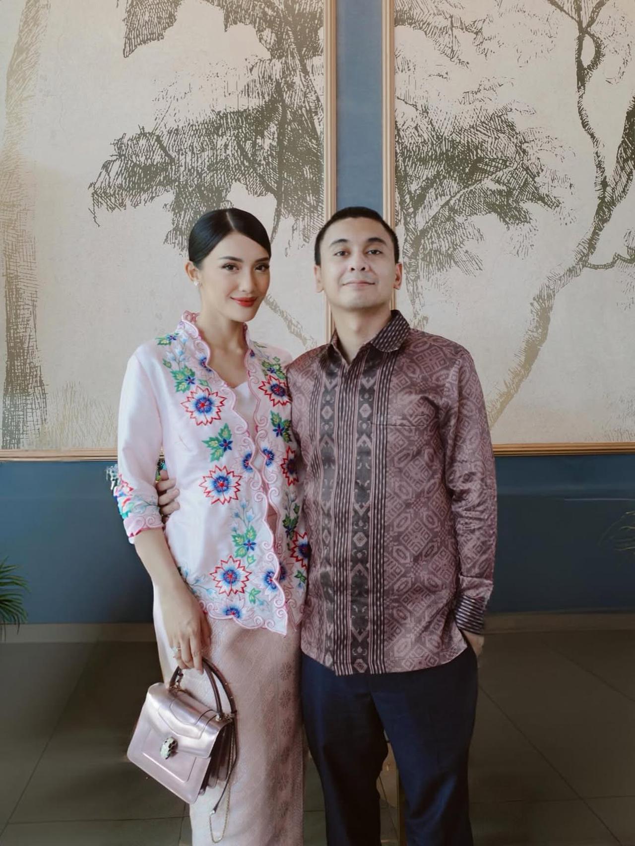 6 Potret Outfit Raditya Dika dan Anissa Aziza di Lamaran Edgar Nasution