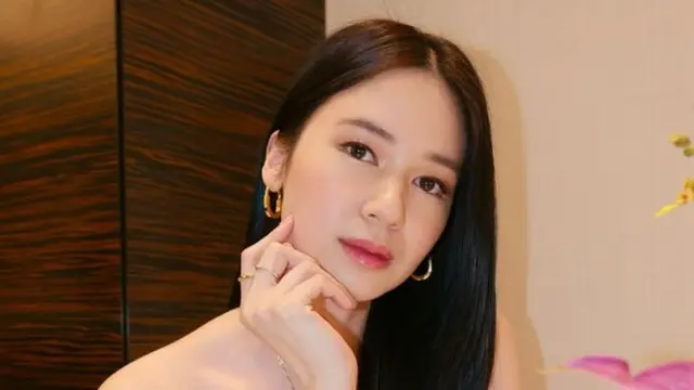 5 Pesona Elegan Laura Basuki dalam Potret Terbaru, Tampilkan Visual ...