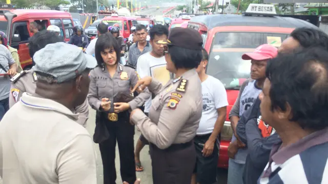 Sopir Angkot Ambon Protes Larangan Melintasi Jembatan Merah Putih ...