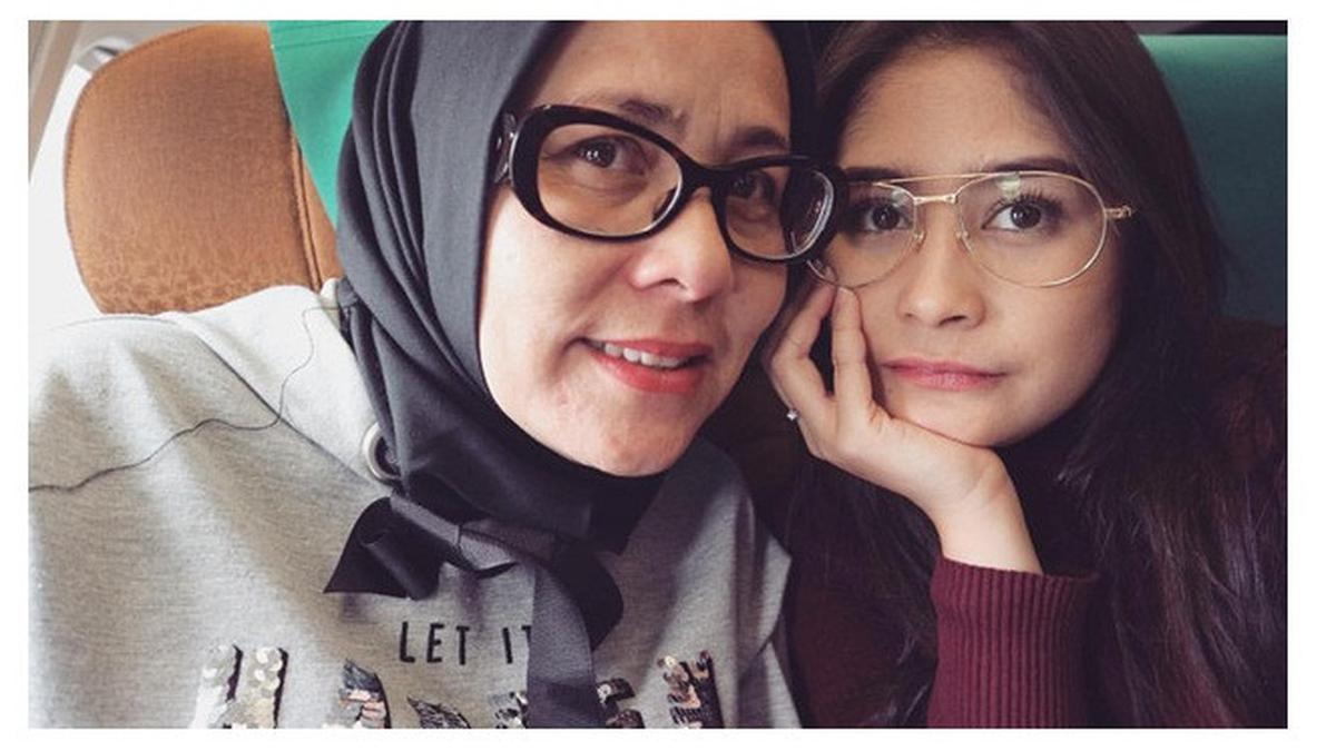 7 Potret Ibunda Prilly Latuconsina saat Muda, Mirip Banget dan Sama ...