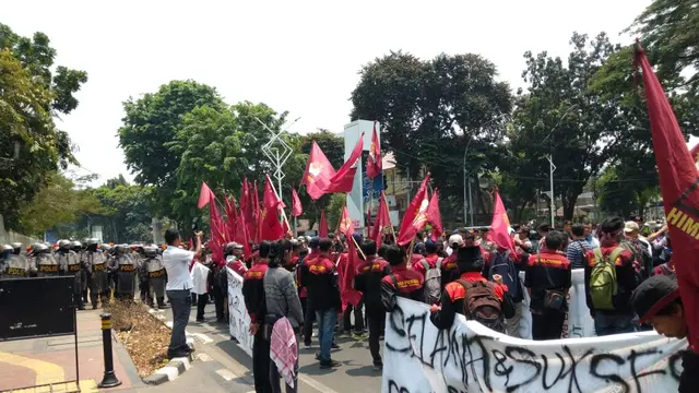 Sejumlah Mahasiswa yang Akan Berdemo di Depan Gedung DPR Dicegat Polisi ...