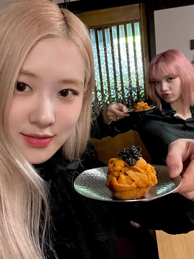 Kencan Makan Malam Rose dan Lisa BLACKPINK Sambut Tahun Baru 2022 ...