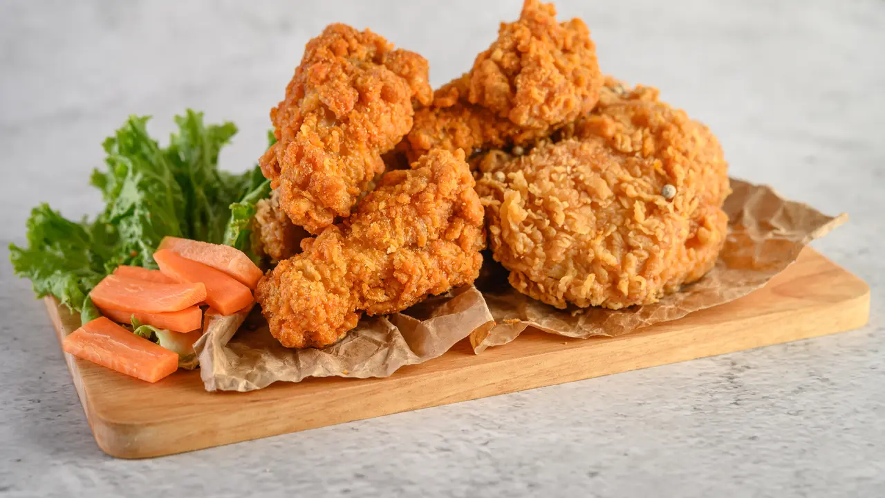 6 Cara Membuat Fried Chicken Ala Restoran di Rumah, Empuk dan Renyah ...