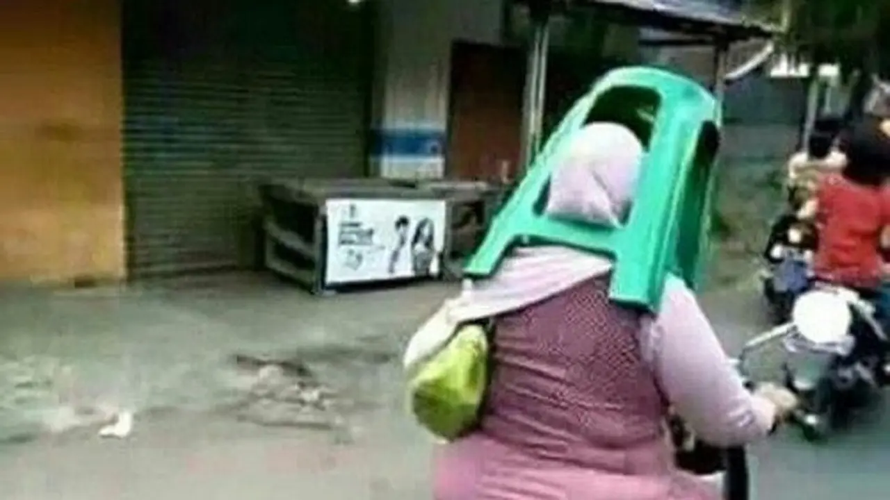 6 Aksi Emak-Emak Pakai Benda Pengganti Helm Ini Nyeleneh, Kocak - Hot Liputan6.com