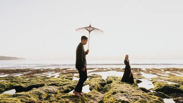 6 Potret Prewedding Adinda Thomas dan Raka Akmal, Klasik dan Romantis ...