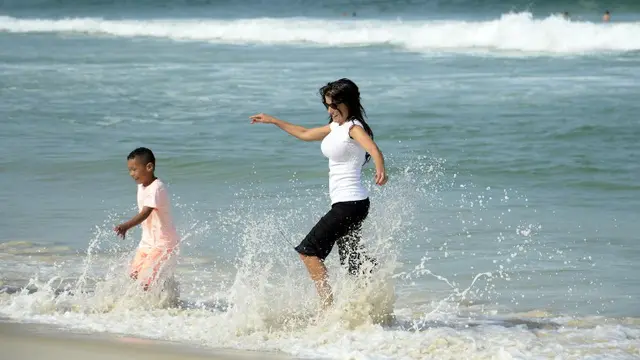 Bikini Merah Istri Sagna Bikin Pantai Miami Makin 'Panas' - Bola ...