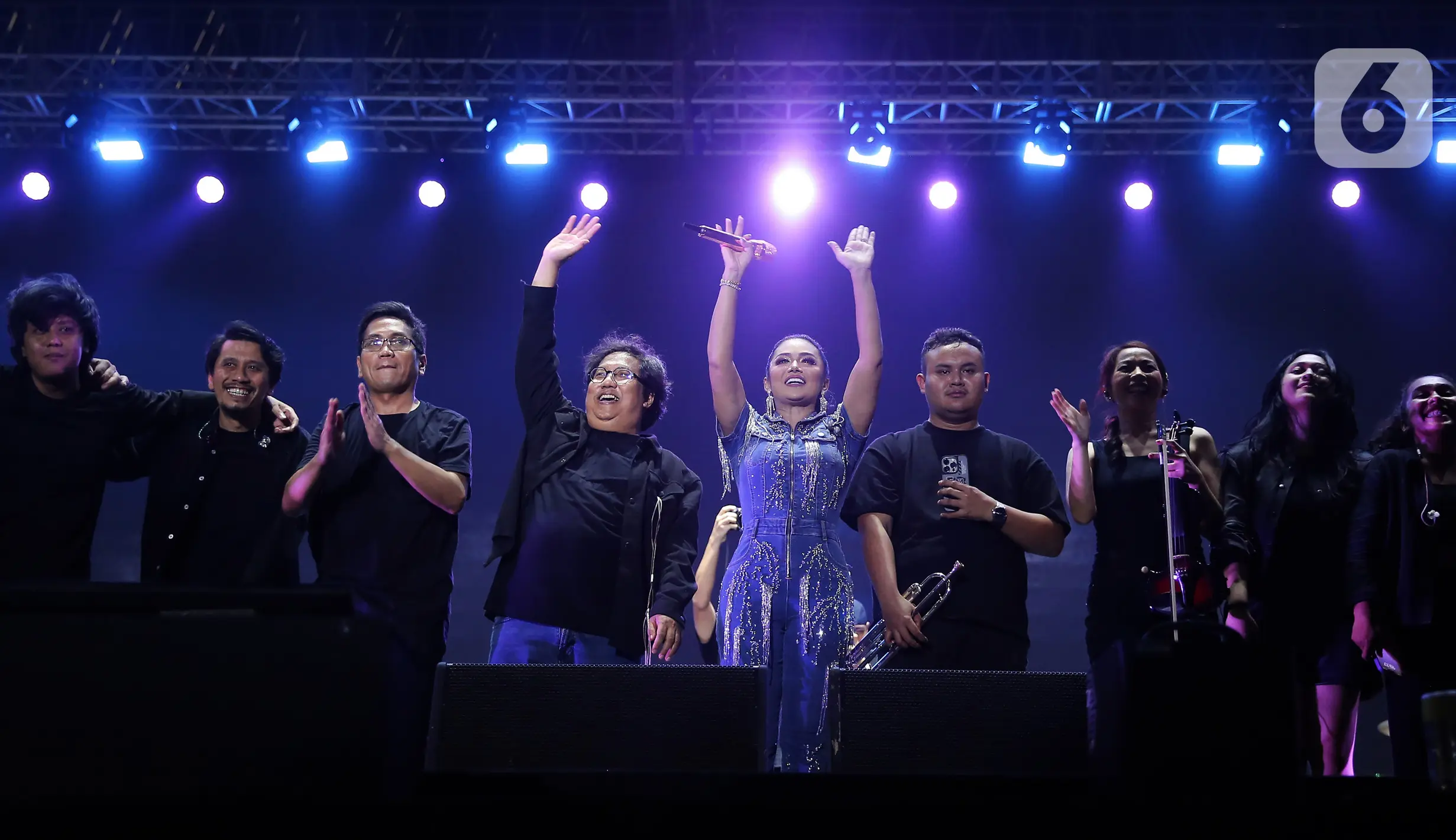 Aksi Energik Krisdayanti di Panggung Synchronize Fest 2023 - Foto Liputan6.com