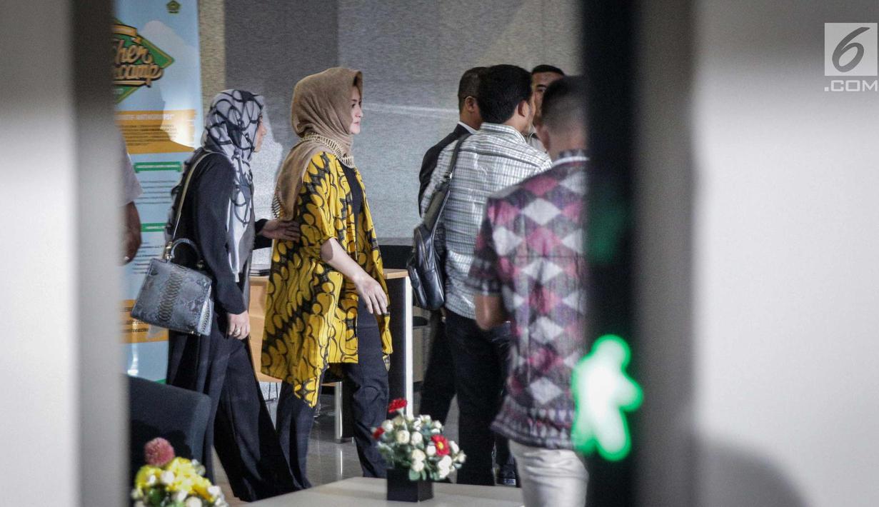 PHOTO: Tertunduk Lesu, Istri Setya Novanto Tinggalkan Gedung KPK - Foto Liputan6.com