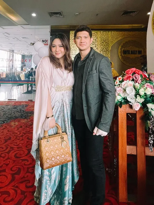 11 Tahun Menikah, Ini 8 Potret Audy Item dan Iko Uwais yang Tetap Mesra ...