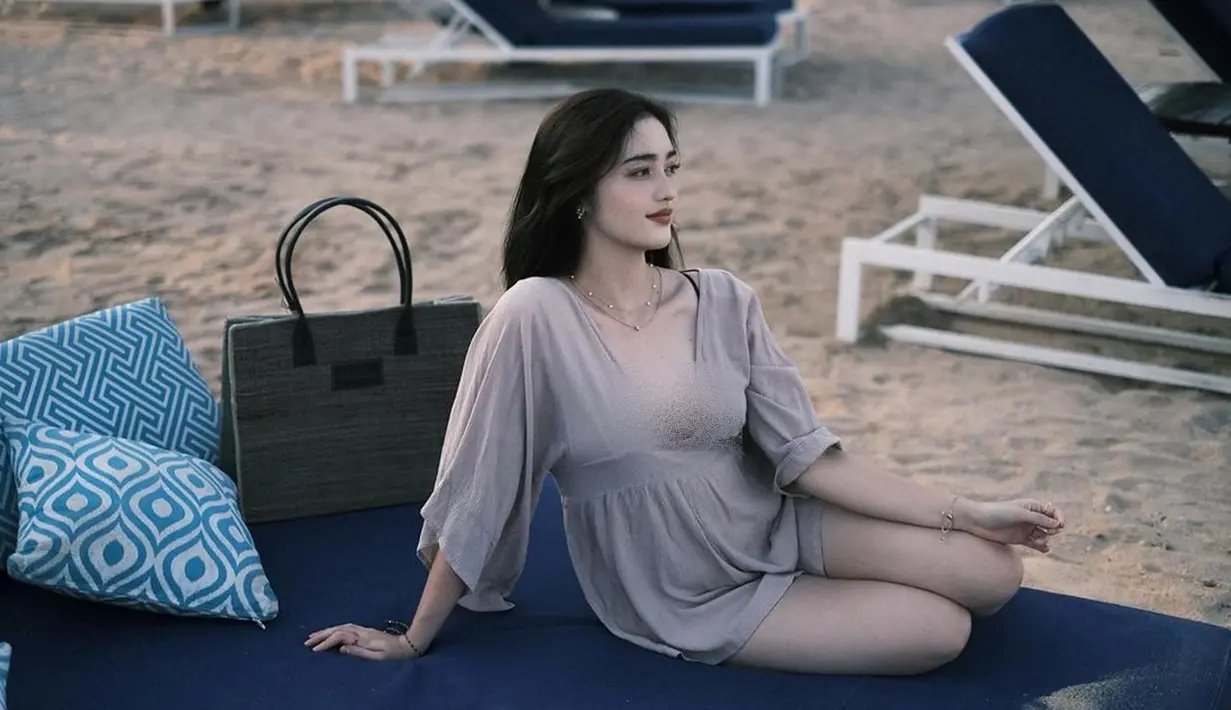 Potret Menawan Ranty Maria di Tepi Pantai, Pakai Dress Mini Berwarna Beige - Page 1 - Foto ...