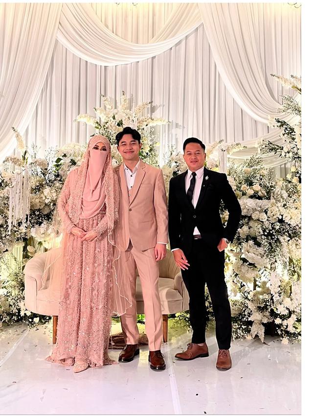 6 Potret Gamis Tinandrose di Resepsi Nikah, Nuansa Dusty Pink Berhias Payet