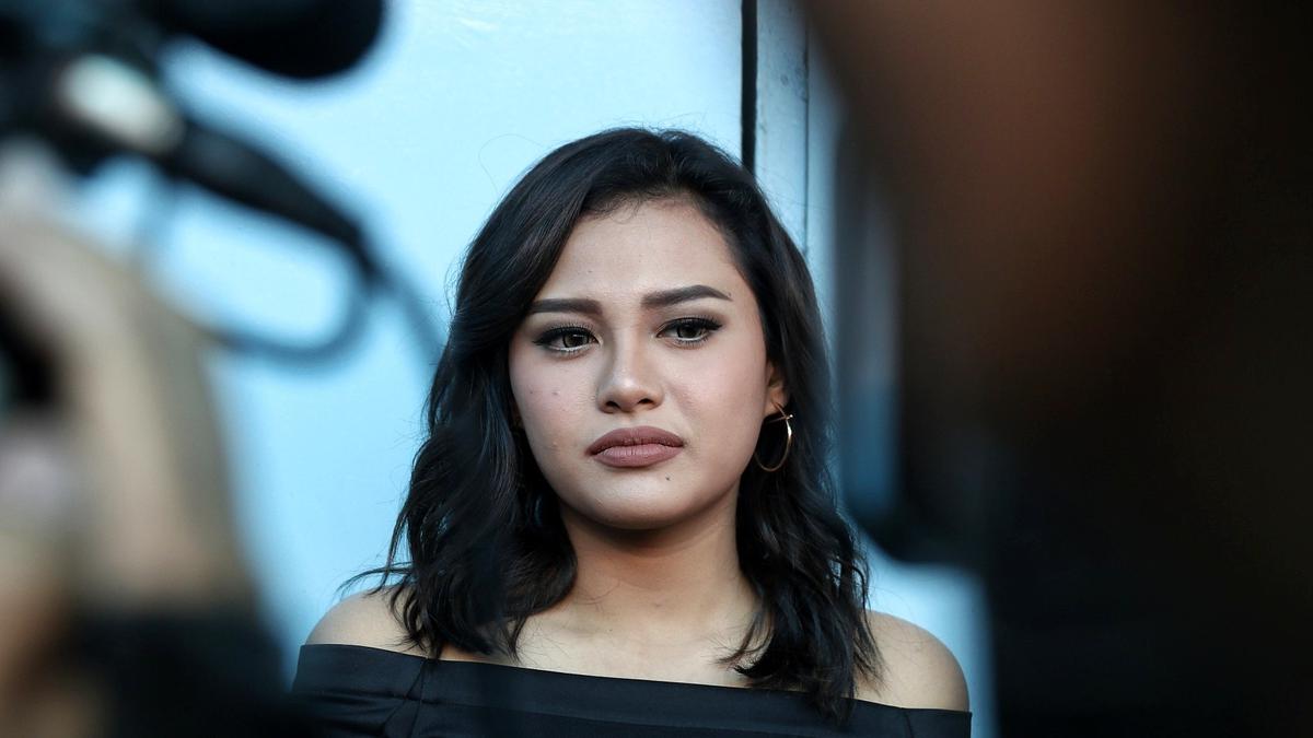 Pakai Masker, Rabbani Zaki Berbaring di Pangkuan Aurel Hermansyah ...