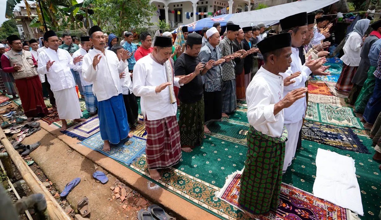 Pelaksanaan Salat Jumat Usai Gempa Mengguncang Cianjur - Foto Liputan6.com