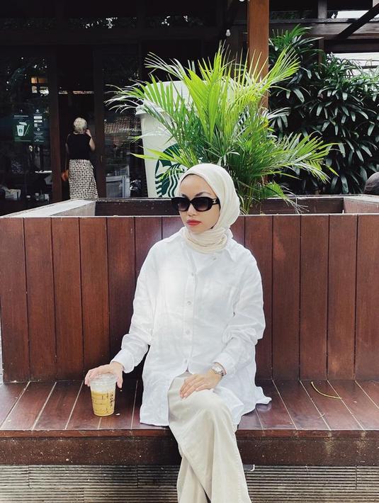 Tsana Rintik Sedu Pakai Outfit Serba Putih, Banjir Pujian - Foto ...