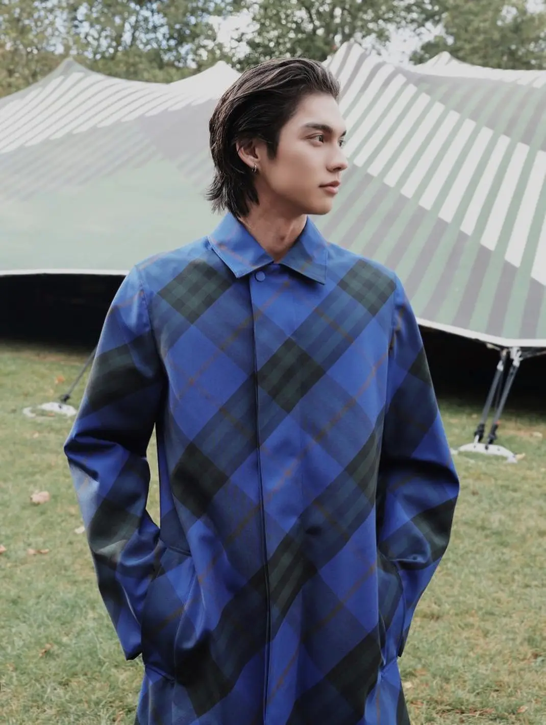 6 Pesona Aktor Thailand Bright Vachirawit Kenakan Pakaian Serba Biru di ...