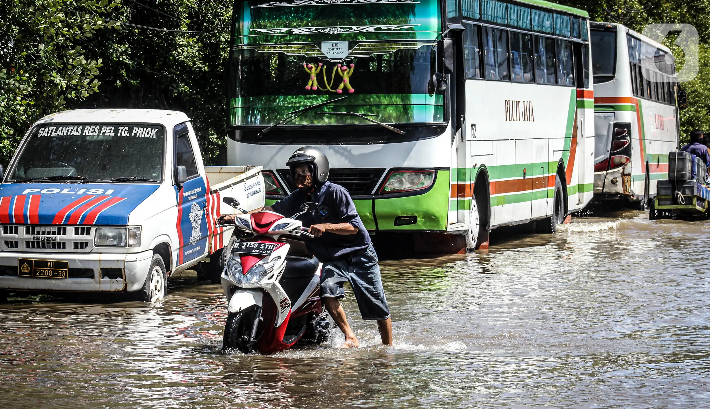 FOTO: Banjir Rob Rendam Kawasan Muara Baru - Foto Liputan6.com