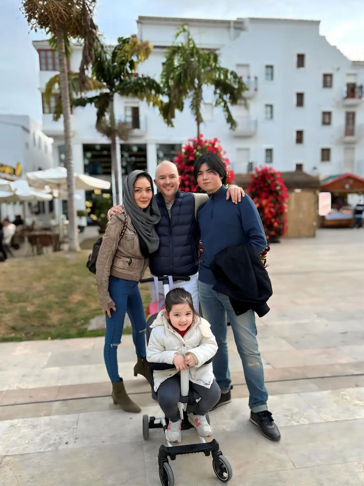 6 Potret Kedekatan Sean Anak Olla Ramlan dan Keluarga Ayahnya, Liburan ...