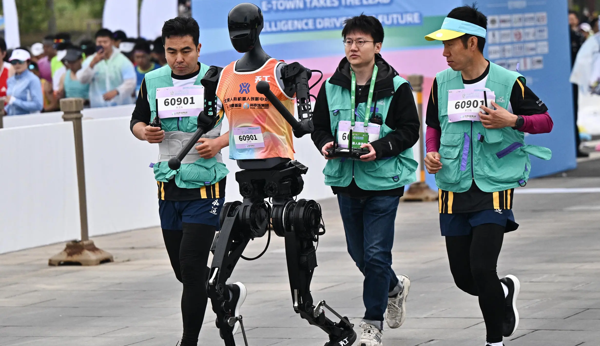 Puluhan Robot Humanoid Ikuti Lomba Lari Setengah Marathon di Beijing China - Foto Liputan6.com