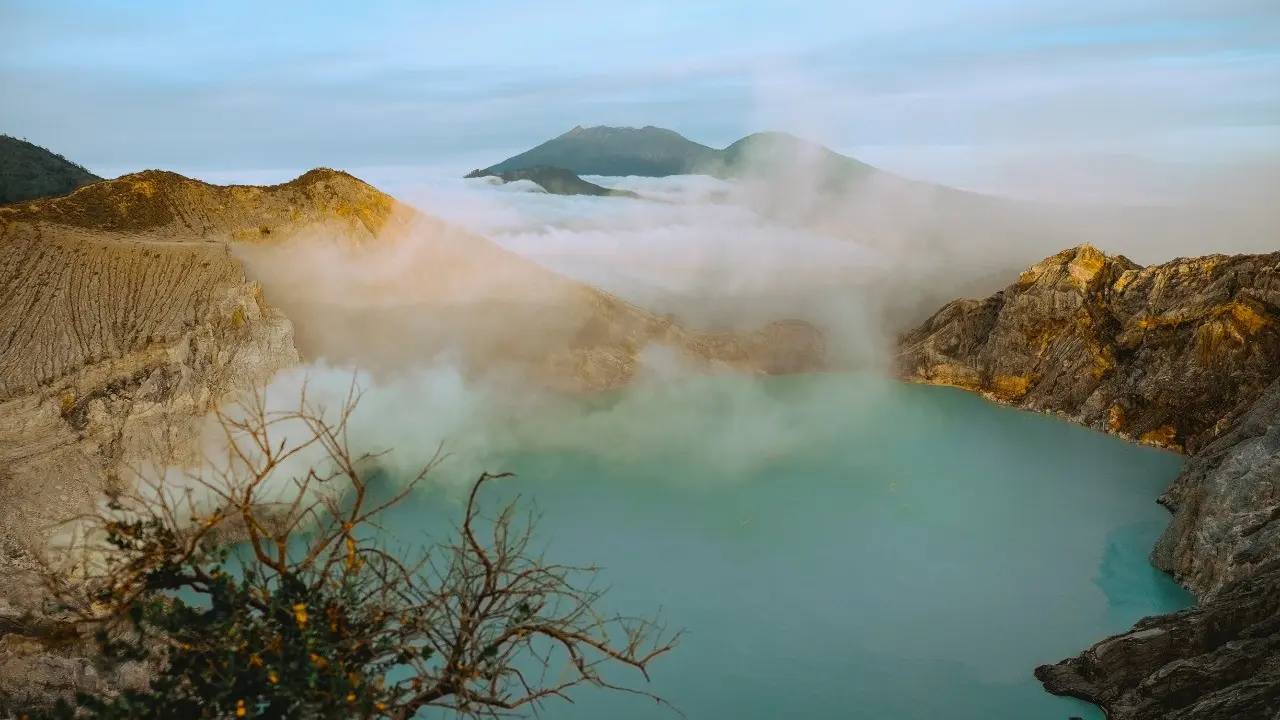 Wisata Kawah Ijen, Intip Pesona Kawah Biru Gunung Berapi yang Memukau ...