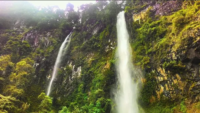 Mengenal Curug Cileat, Air Terjun Memesona di Subang - Regional ...