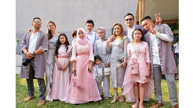 6 Momen Hangat Pernikahan Adik Ringgo Agus Rahman, Digelar ala Militer - Hot Liputan6.com