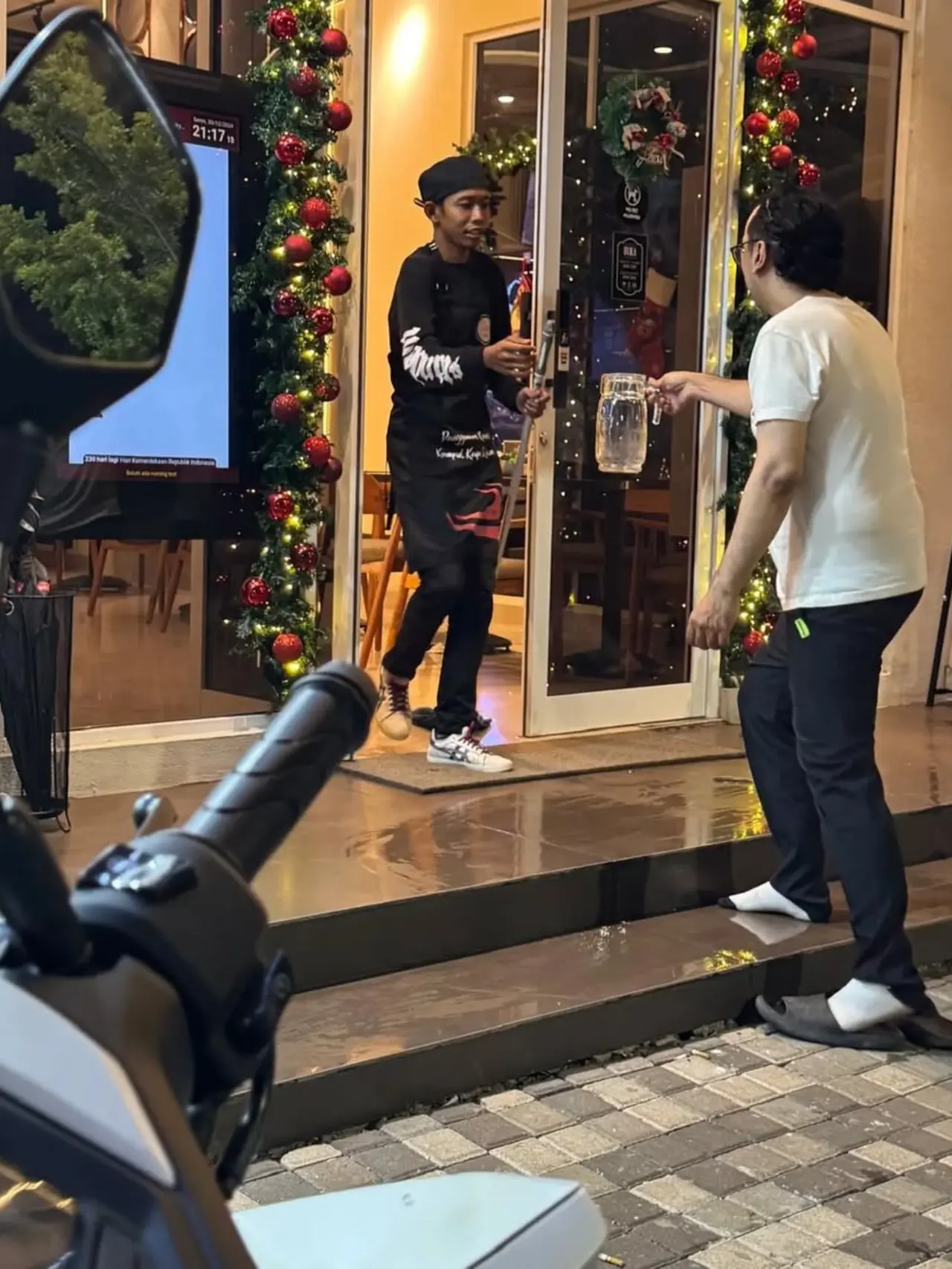 Profil Dede Sunandar, Komedian yang Tak Gengsi Jadi Pramusaji Restoran ...