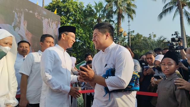 Lebaran 2023, Heru Budi Salam-Salaman dengan Jemaah Sholat Idul Fitri ...