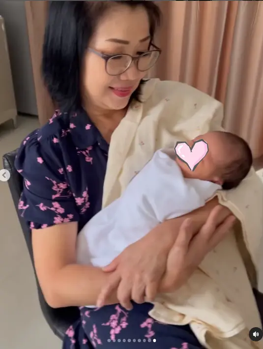 Potret Orang Tua Kevin Sanjaya Bersama Baby Avery, Bahagia Sambut Cucu ...