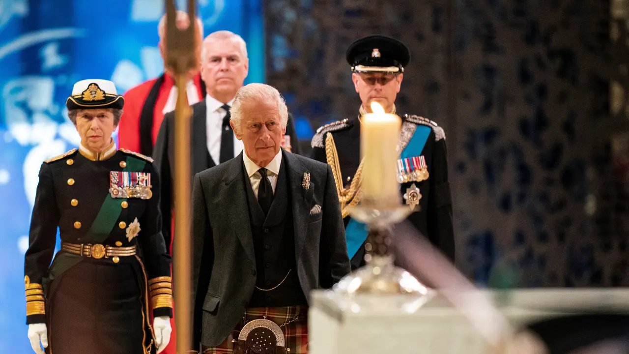 Mengenal Kilt, Rok Kotak-Kotak yang Dikenakan Raja Charles III di ...