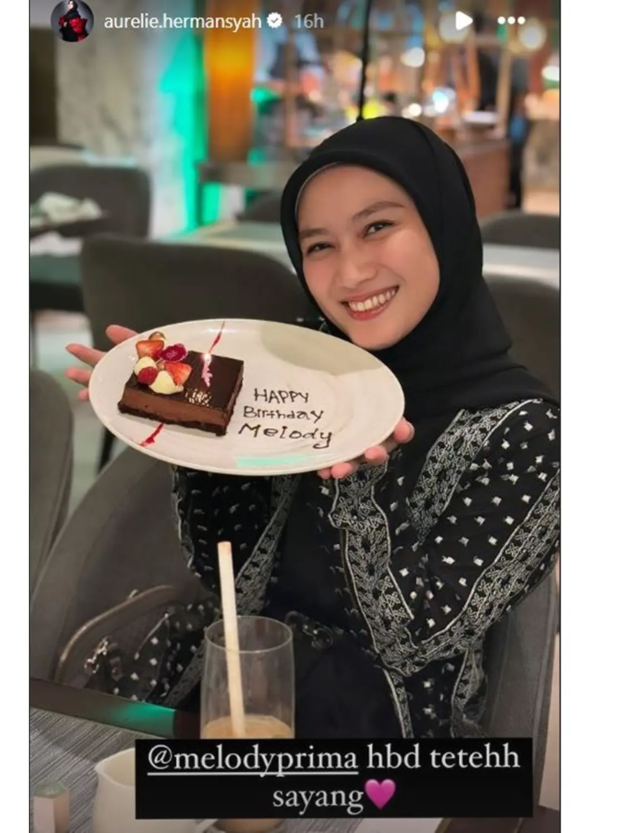 6 Potret Geng Mamayu Bukber Pakai Dresscode Hitam, Rayakan Ultah Melody ...