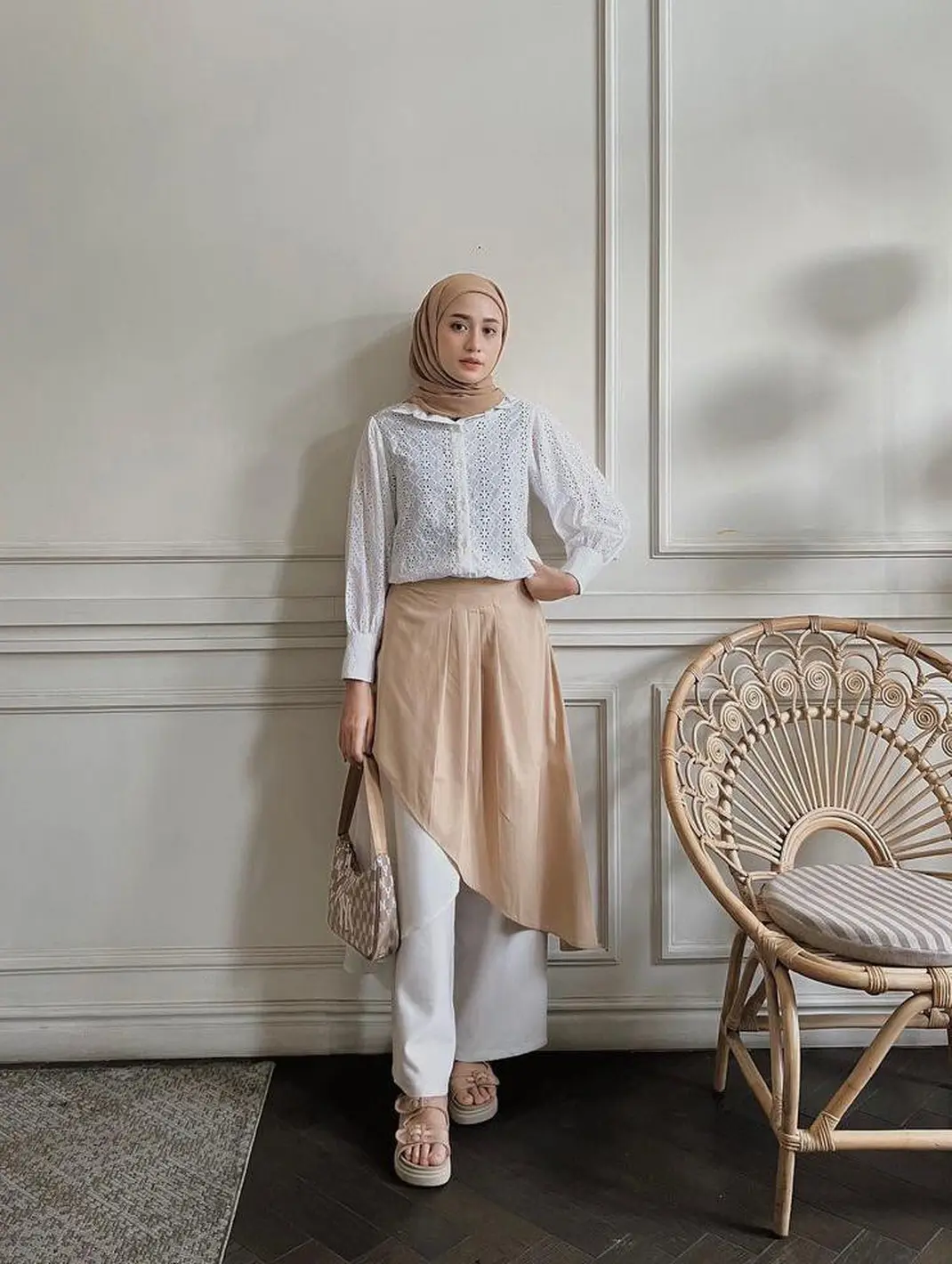 8 Gaya Foto Aesthetic ala Selebgram Hijab di Rumah dari Aghnia Punjabi ...