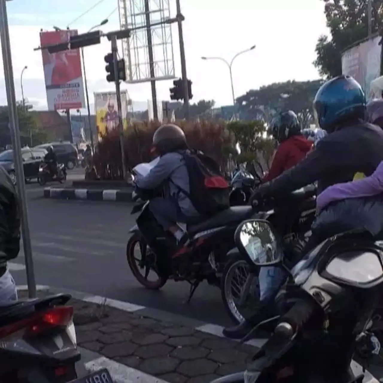 6 Kejadian Lucu di Lampu Merah Ini Tak Terduga, Jadi Perhatian Pengendara Lain - Hot Liputan6.com