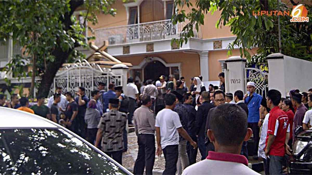 Pejabat Hingga Artis Melayat Almarhum Firman Gani - News Liputan6.com