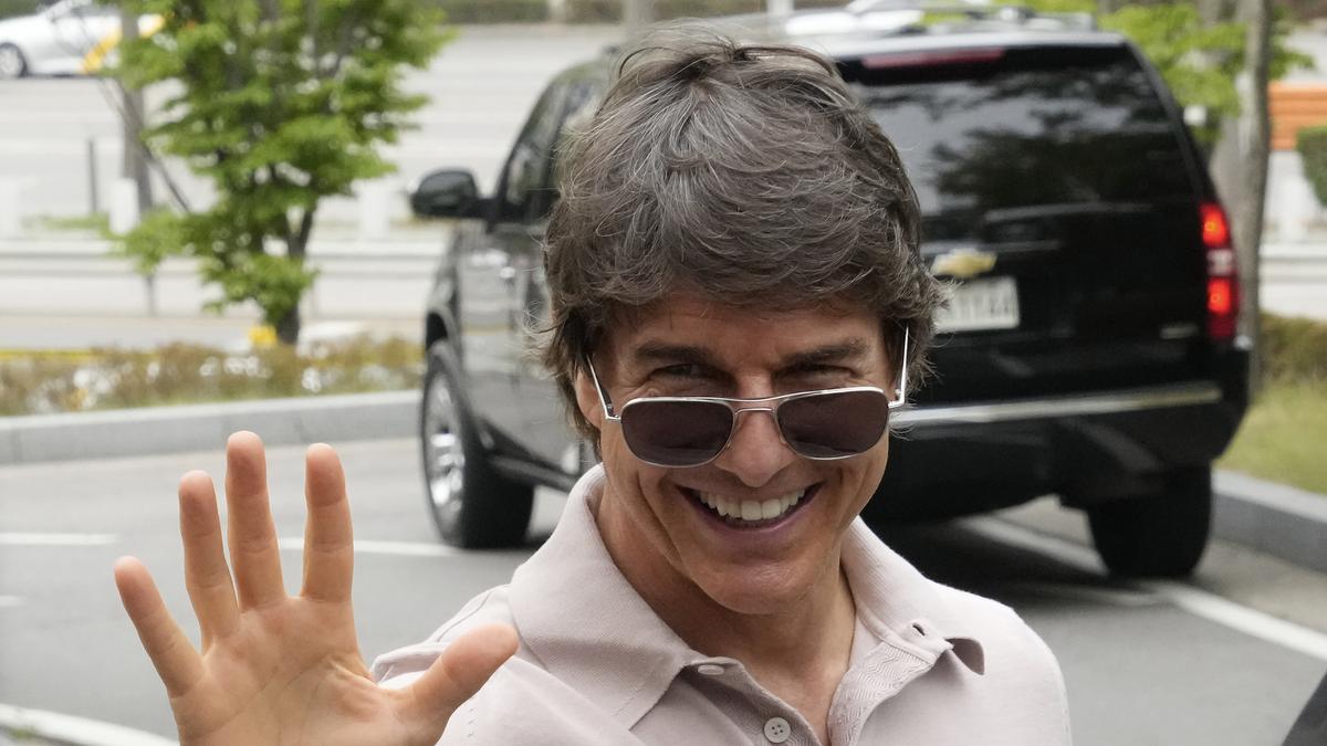 Tom Cruise Mendadak Berpose Ala Artis K-Pop Saat Mengunjungi Korea ...