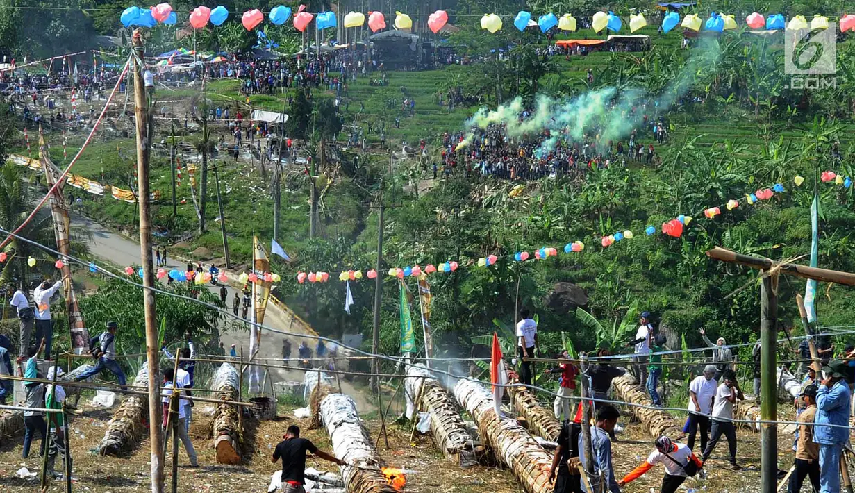 FOTO: Seru, Warga Bogor Perang Meriam Karbit - Foto Liputan6.com