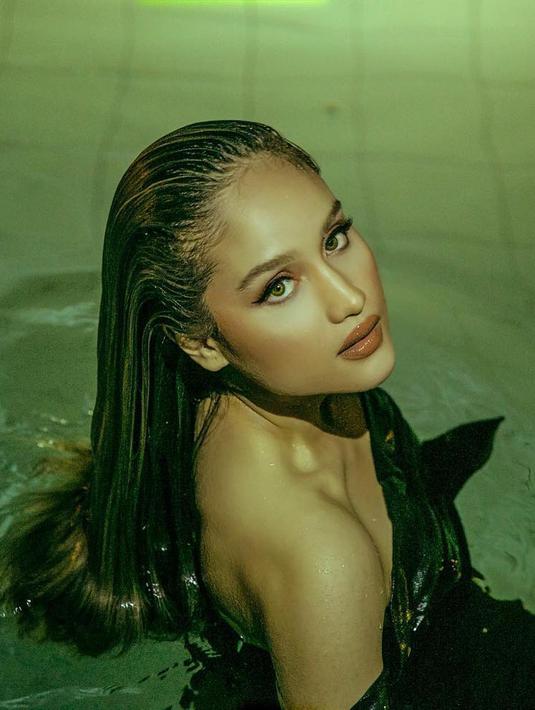 Tak Hanya Cantik, Ini 8 Foto Cinta Laura yang Seksi Abis - Photo Fimela.com