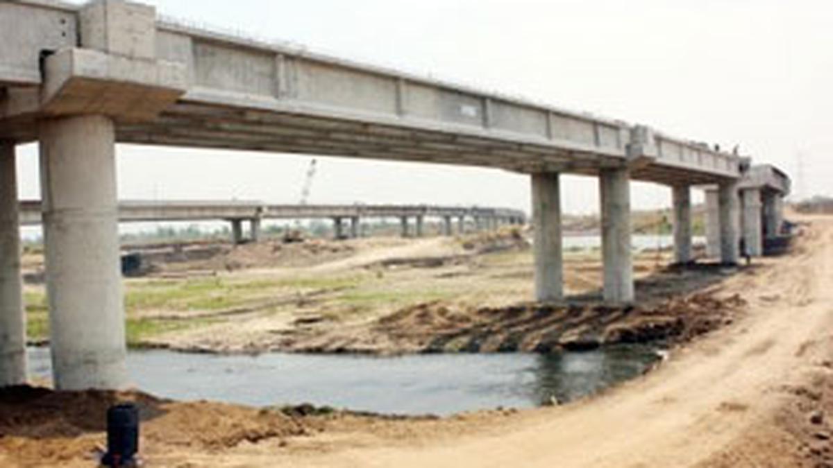 Jembatan tol pengganti diatas Sungai Porong yang menghubungkan wilayah ...