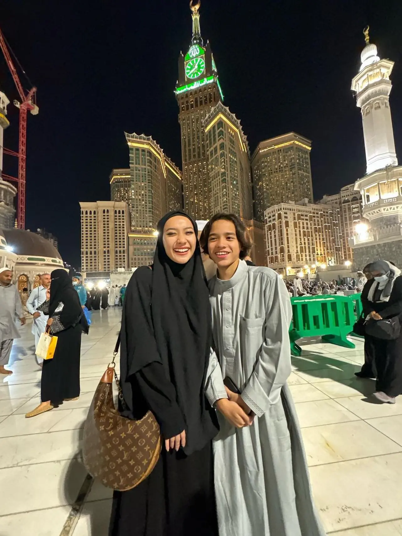 Ibunda Ashraf Sinclair Doakan Umrah BCL, Noah dan Tiko Aryawardhana: Mabrur Syukur Alhamdulillah ...