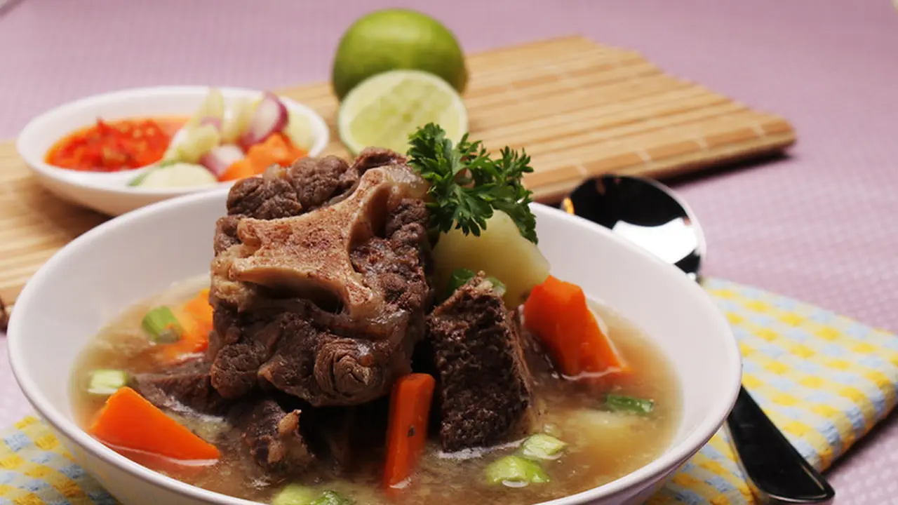 Resep Sop Buntut Sapi Kuah Bening, Begini Cara Mengurangi Kadar ...