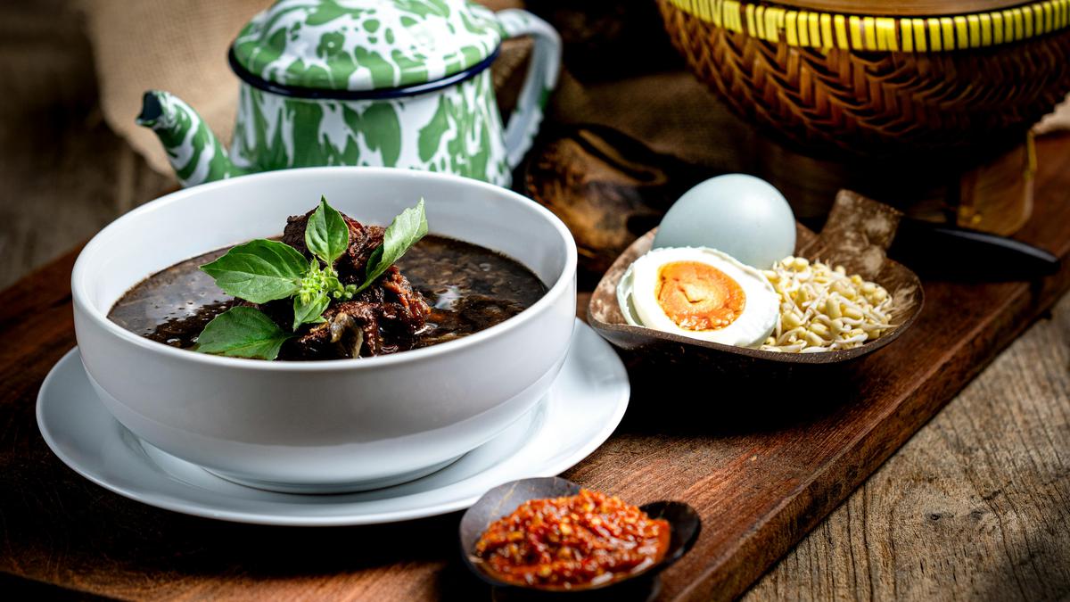 7 Rekomendasi Tempat Makan Rawon Enak di Surabaya yang Wajib Kamu Coba