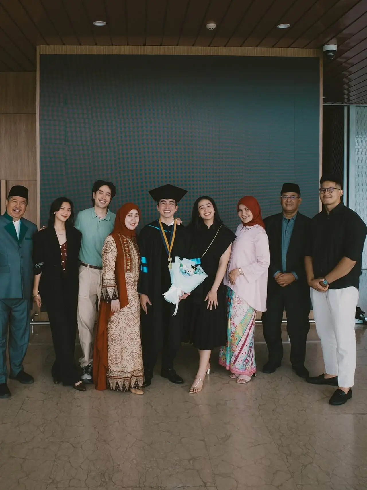 6 Potret Wisuda Vadi Akbar Adik Vidi Aldiano, Raih Gelar Master - Hot ...