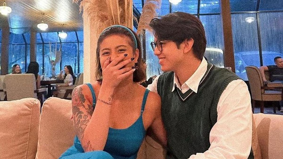 Romantis Walaupun Beda Agama, Ini 6 Potret Kebersamaan Awkarin dan ...